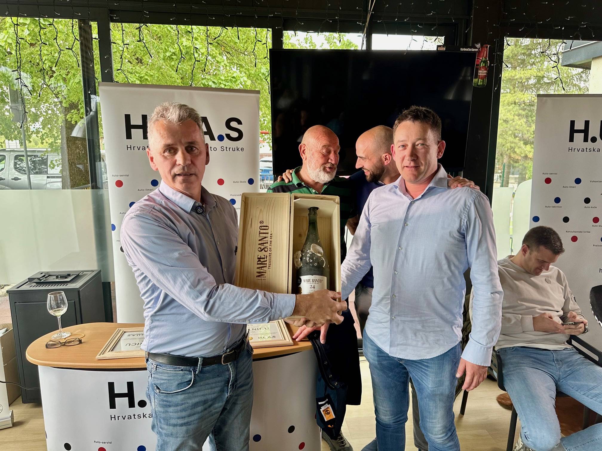 - Lipo je kad si u 67. možeš kupiti brod. Vridilo je! Pustia sam bradu, zapalio lulu i Bogu ...